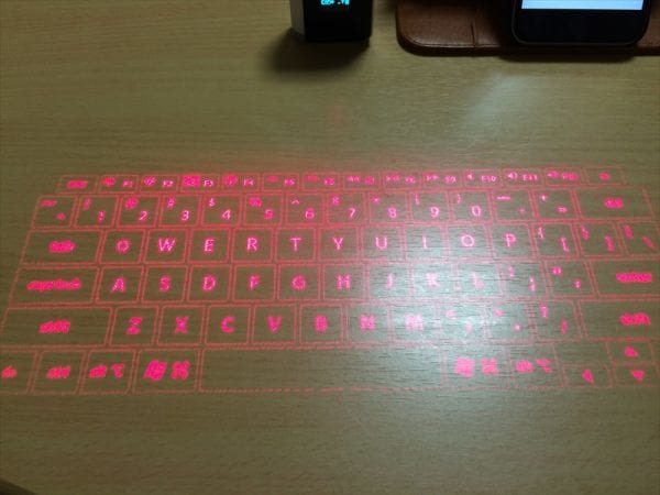 レーザーで投影?!バーチャルBluetoothキーボード「Brookstone Virtual Keyboard」レビュー - アナザーディメンション